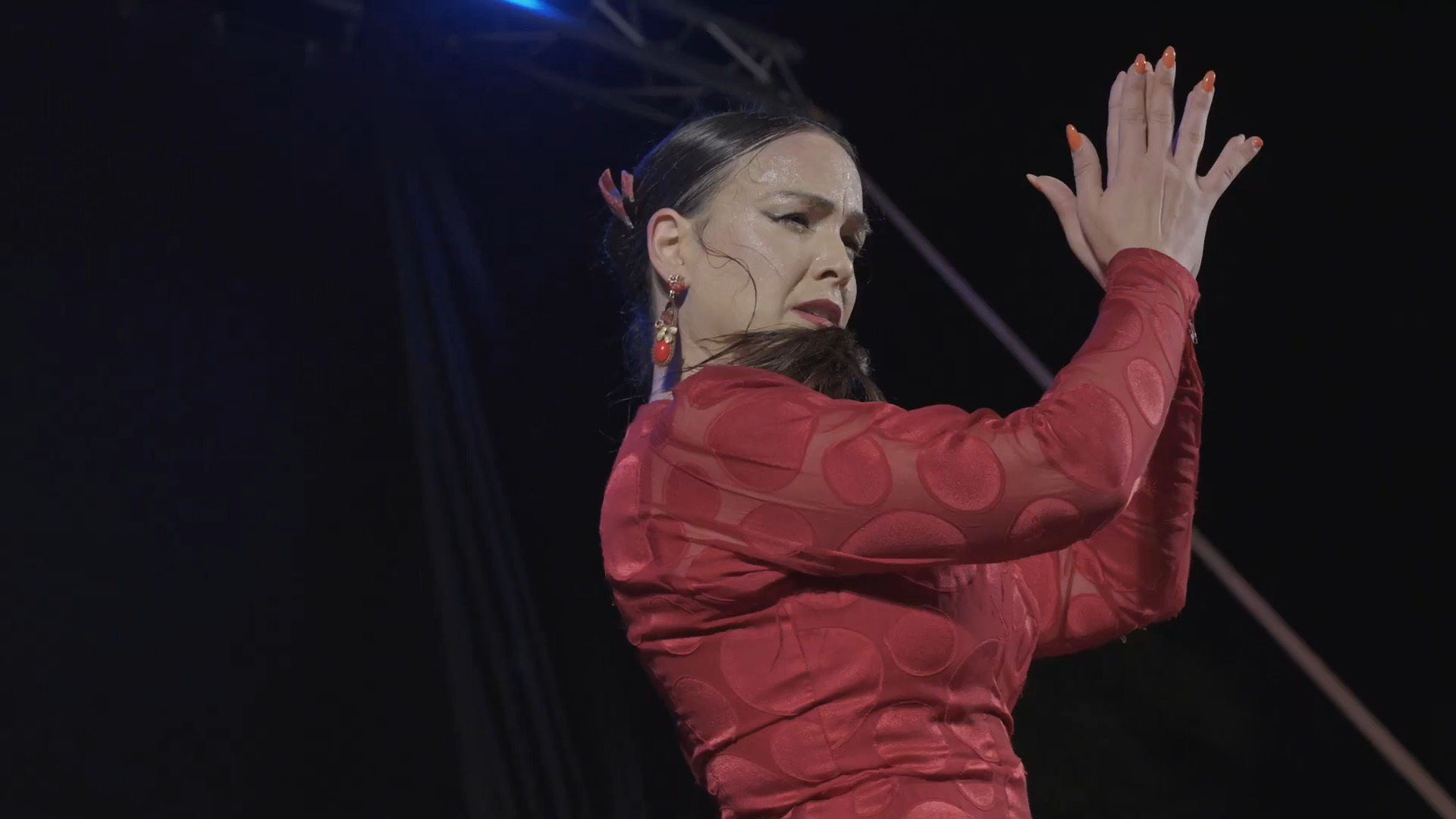 Paula Rodríguez vuela sobre el escenario en “El latir del mantón ...